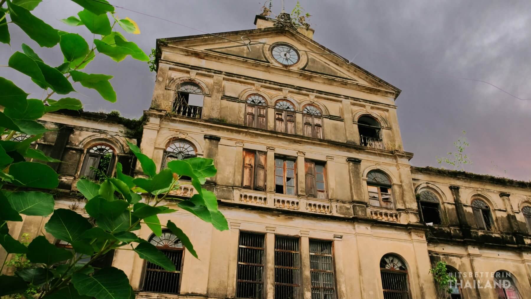 Urban exploration at Bangkok's Old Customs House - It's better in Thailand